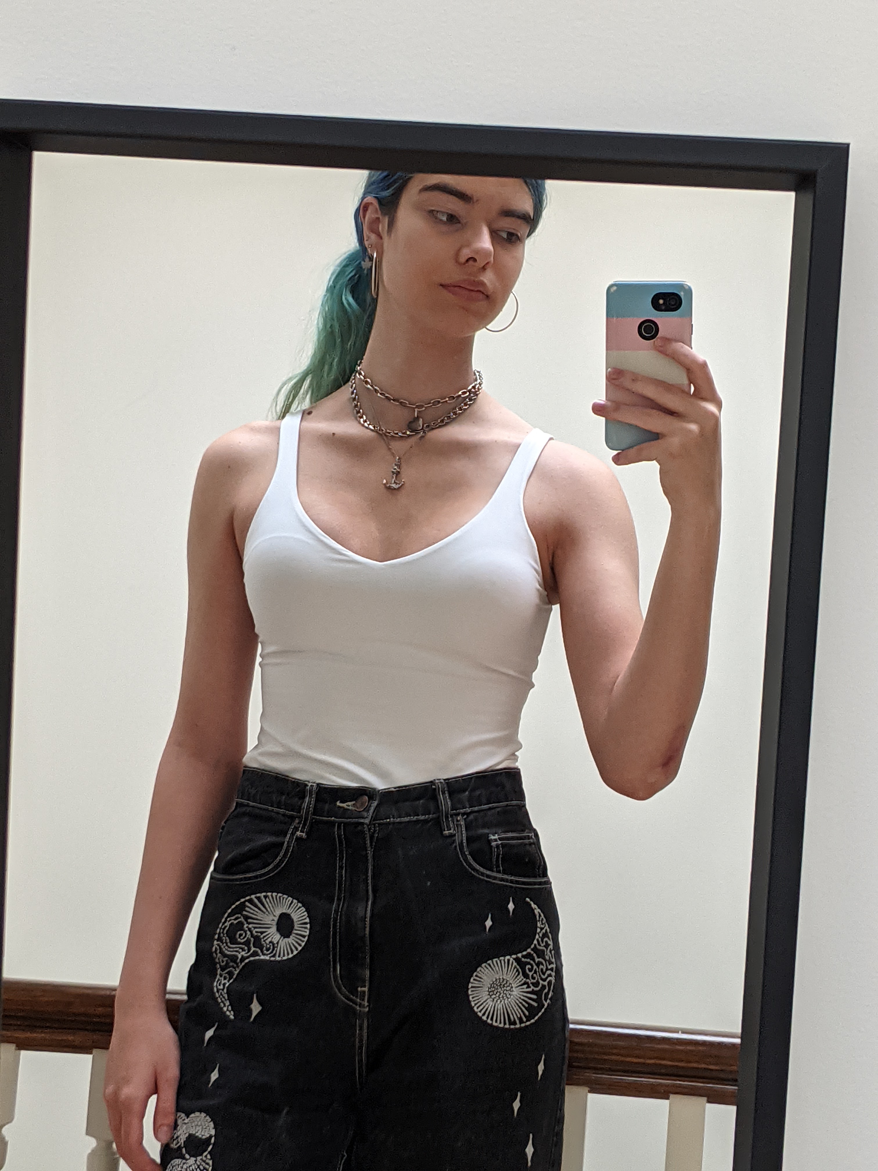 How To Minimize the Appearance of Your Shoulders – Transfemme Style